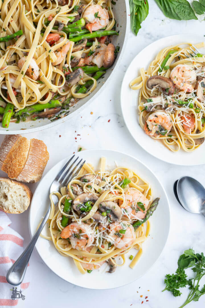 Shrimp Pasta Primavera (Gamberetti Pasta Primavera}