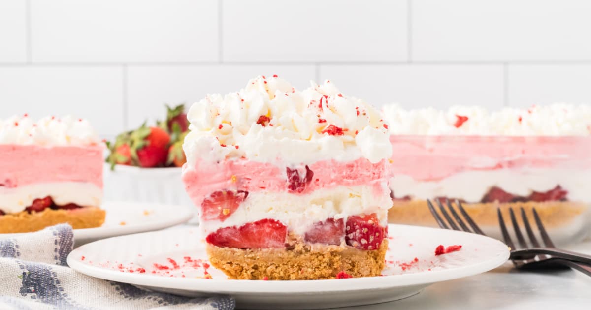 Easy No-Bake Strawberry Delight Dessert Recipe